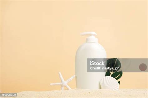 여름 스킨 케어 화장품 흰색 병은 모래에 조개껍데기와 몬스테라 잎 베이지색 배경에 있습니다 바다 자연 크림 패키지 모형 0명에 대한 스톡 사진 및 기타 이미지 Istock