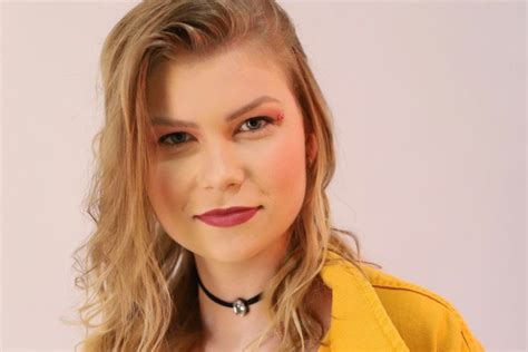 Vicka Encanta Com O Single Romântico Já Deu Certo Keeping Track