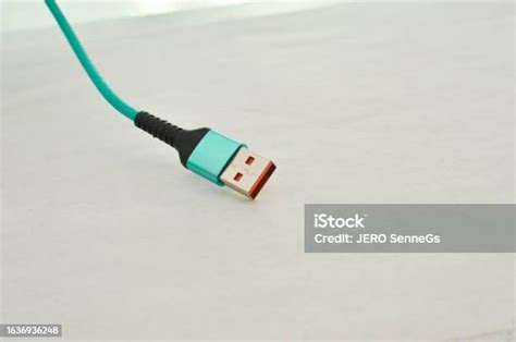 Usb 케이블 연결 세부 사항은 투명한 표면에 강조 표시되어 현대 기술 개념에 적합합니다 속도와 데이터 전송을 제공하는 케이블 0명에 대한 스톡 사진 및 기타 이미지