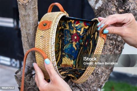 밖에 서 유행 세련 된 등나무 가방입니다 발리 인도네시아의 열 대 섬입니다 등나무 핸드백 가방에 대한 스톡 사진 및 기타 이미지 Istock