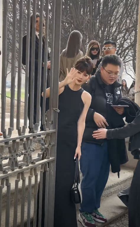 张嘉倪穿黑色紧身长裙出席时装周 男粉丝热情表白新浪图片