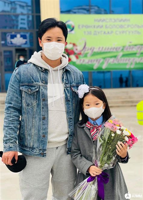 Охин нь сургуулийн босго алхсанаар МУСТА Д Найдандорж эхнэртэйгээ эвлэрэв