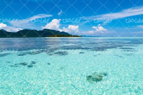 تصویر با کیفیت آب زلال همراه با چشم انداز رویایی و منظره دریا ایران طرح