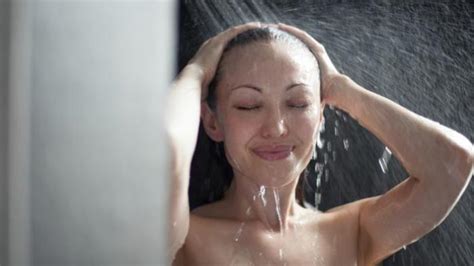 Ngintip Tetangga Mandi Dari Atas Genteng Tak Takut Ketahuan Pria Ini Malah Lakukan Hal Tak