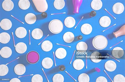 페이셜 스킨 케어 컨셉 상단에 다양한 얼굴 화장품과 평면 누워 아름다움 배경 배경 개념에 대한 스톡 사진 및 기타 이미지 개념 개인 장식품 건강관리와 의술 Istock