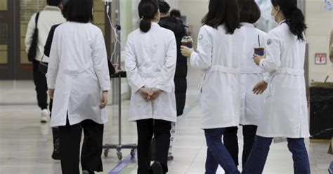 កូរ៉េខាង ត្បូង ៖ ពេទ្យ កម្មសិក្សា នាំ គ្នា ឈប់ធ្វើការ ប្រឆាំងនឹងការដំឡើង ចំនួន និស្សិត ពេទ្យ