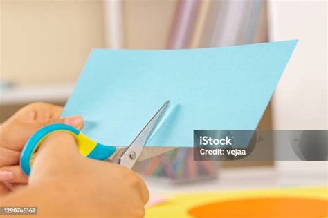 가위로 파란색 종이를 자르는 키드 핸즈 교육 학습 종이 공예 엔터테인먼트 가위에 대한 스톡 사진 및 기타 이미지 가위 백인종 자르기 Istock