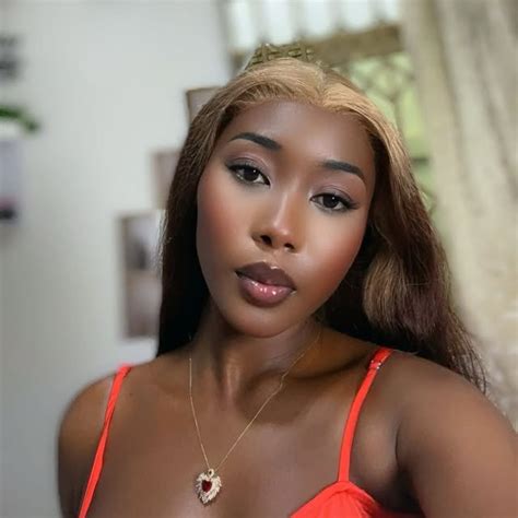 P H O E B E Phoebee Ee Threads Say More