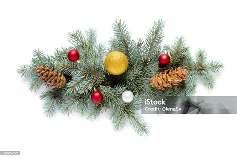 크리스마스 배경 소나무 가지 축제 배경 프레임과 복사 공간을 갖춘 창의적인 구성 고립 된 흰색 배경에 크리스마스 장식 가문비나무에 대한 스톡 사진 및 기타 이미지 Istock