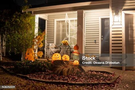 조명 된 밤 할로윈 하우스 오렌지 호박과 거미줄이있는 야외 장식 에버렛 워싱턴 미국 2022년 10월 10월에 대한 스톡 사진 및 기타 이미지 Istock