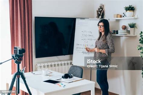 E러닝 수업을 위한 교사 녹화 비디오 자습서 30 34세에 대한 스톡 사진 및 기타 이미지 30 34세 30 39세 가리키기 Istock