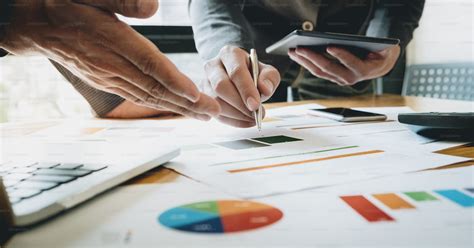 스마트폰과 노트북이 있는 사무실 테이블에 있는 사업가 문서와 아침 햇살을 배경으로 데이터를 논의하는 두 명의 동료 사진 Unsplash의 회의 이미지