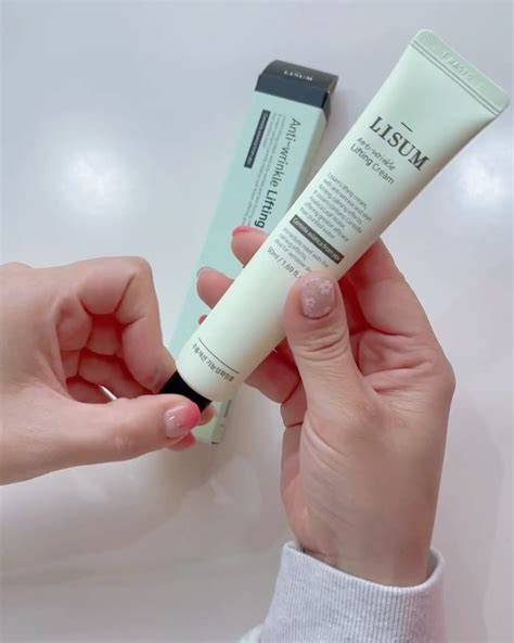 서윤 ️서아 ️ 제품제공 요즘 들어 피부에 탄력이 없어지고 주름까지 생겨 고민이었는데🥹 좋은 기회로 리숨 주름개선 크림을 사용해 보았어요😊 제형은 쫀쫀한 크림