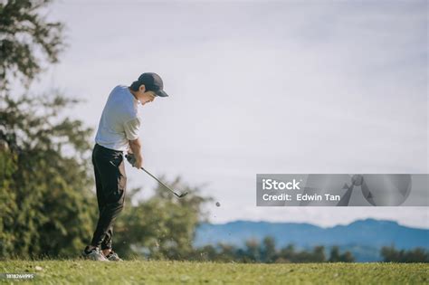 키나발루 산을 배경으로 골프 코스에서 티오프하는 아시아 중국인 골퍼와 스윙 다이버 클럽의 뒷모습 골프에 대한 스톡 사진 및 기타 이미지 Istock