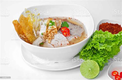 국수 톰 얌 돼지 고기와 레몬 그라스 칠리 페이스트와 라임 주스와 뜨거운 매운 수프와 바삭한 국수 맛은 뜨겁고 매운 야채와 흰색