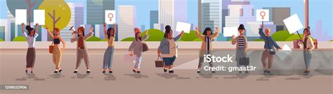 여성 성간판 과 현수막을 들고 인종 운동가 혼합 페미니스트 시위 소녀 힘 운동 권리 보호 여성 권한 부여 개념 도시 경관 배경