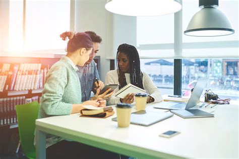 남성과 여성의 가장 친한 친구 함께 현대 기술 및 Wifi 연결을 프로젝트에 대해 이야기 하는 디자이너의 승무원을 사용 하 여 프레 젠 테이 션에 대 한 정보를 검색 하는