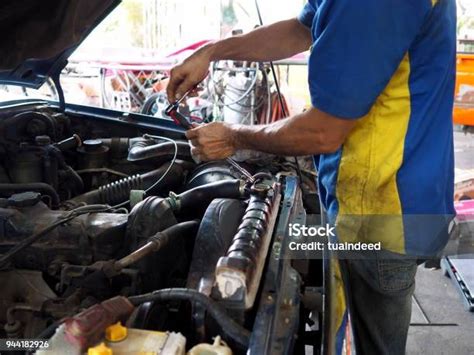 차고에서 차를 수리 하는 유니폼에 정비사 남자입니다 자동 수리 서비스입니다 건강 진단에 대한 스톡 사진 및 기타 이미지 건강 진단 건강관리와 의술 검사 보기 Istock
