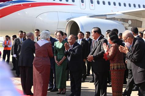 ព្រះមហាក្សត្រ និង សម្តេច ម៉ែ បាន យាង ចាក ចេញ ពី រាជ ធា នី ភ្នំ ពេញ ហើយ ដើម្បី ពិនិត្យ ព្រះ រាជ