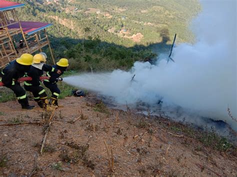 ဖလမ်းမြို့၊ ဖါရ်ထောက်ရပ်ကွက်တွင် ကြက်ပေါက်စများအား မီးသွေး မီးဖိုဖြင့် မီးကိုင်ရာမှ ကြက်မွေးမ