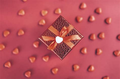 발렌타인 데이 를 위해 심장 의 배경 에 있는 빨간 선물 상자 프리미엄 사진