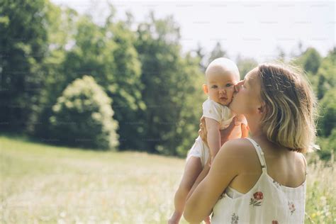 엄마와 아기 자연적 모성과 모성의 개념 아름 다운 여자와 작은 아기는 녹색 자연 배경에서 함께 행복 합니다 야외에서 아이와 함께 사랑하는 엄마 사진