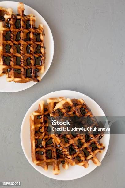 회색 표면에 흰색 접시에 맛있는 수제 벨기에 설탕 와플 상단 보기 위에서 플랫 평지 오버헤드 공간을 복사합니다 0명에 대한 스톡 사진 및 기타 이미지 Istock