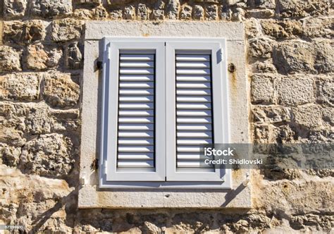 오래 된 타운의 바 몬테네그로에 흰색 Coquina 의 오래 된 건물의 벽에 셔터를 가진 닫히는 Pvc 창 고 대와 현대 건물 기술을 연결 0명에 대한 스톡 사진 및 기타