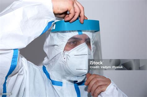 의료 보호복 고글 마스크 장갑을 착용한 의사 바이러스 전염병에 의한 보호 메르스 코로나바이러스 헬스케어 개념 25 29세에 대한 스톡 사진 및 기타 이미지 Istock