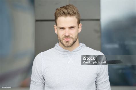 그는 자신감을 발산한다 남자는 매력적인 케어 스타일과 외관을 수염 강모 엄격한 얼굴 도시 배경을 가진 남자 수염이나 면도하지 않은 남자가 잘 생겼고 멋지다 자신감 개념