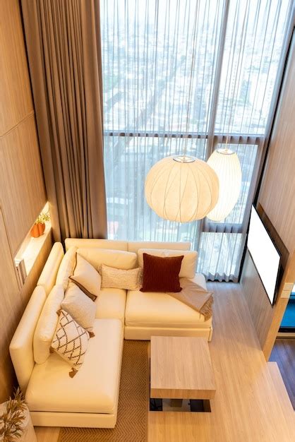 Condominium Luxury 및 여름 풍경 스칸디나비아 인테리어 디자인 모델 인테리어 리바인 룸의 소파 창이 있는 흰색 거실 프리미엄 사진