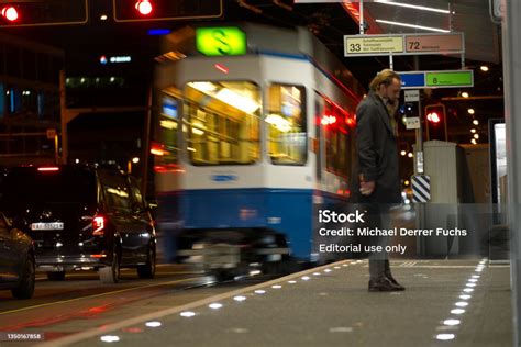 취리히 시에서 가을 저녁에 철도 트램 및 버스 정류장 하드 브리지 사진은 2021년 10월 9일 스위스 취리히에서 찍은 사진입니다 가을에 대한 스톡 사진 및 기타 이미지