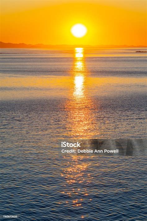 배경에서 산 뒤에 바다 위에 아름다운 황금 일몰 일출 해가 질 때 물에 빛 반사가 설정되나 떠오게 됩니다 0명에 대한 스톡 사진 및 기타 이미지 Istock