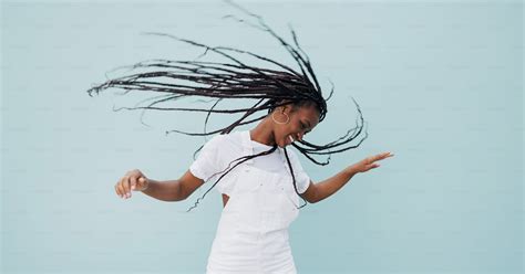 긴 땋은 머리를 가진 장난기 많은 여자가 야외에서 춤을 추고 있다 사진 Unsplash의 춤 이미지