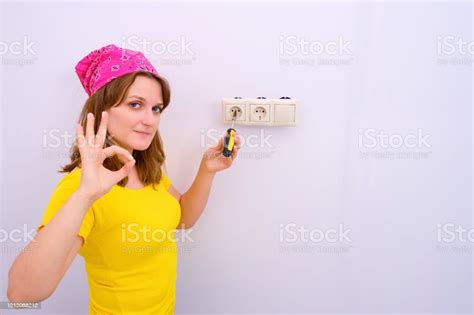 여자는 제스처 모든 괜찮아 수리 소켓 복사 공간을 보여줍니다 전기 작업 시 안전 규정 준수 가정의 방에 대한 스톡 사진 및 기타 이미지 Istock