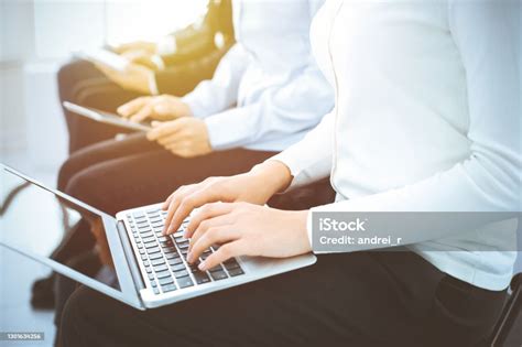 햇볕이 잘 드는 사무실에서 일하는 다양한 비즈니스 사람들의 그룹 클로즈업 랩톱 컴퓨터에 입력하는 여성 컨퍼런스 또는 교육 개념 개발에 대한 스톡 사진 및 기타 이미지