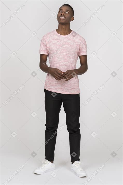 접힌 손으로 올려다보는 남자 사진