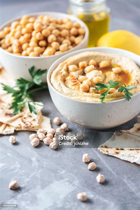 허머스 병아리콩 딥 올리브 오일 생 콩 훈제 파프리카 회색 정통 배경에 피타 중동 유대인 요리 또는 아랍 요리 매크로 보기입니다 공간을 복사합니다 비건 채식 식품 컨셉