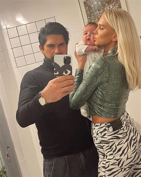 მადლობა 2021 წელს ცნობილი დედების საახალწლო ფოტოსესიები მშობლები