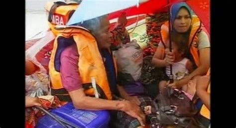 Video Thousands Flee Malaysia Floods