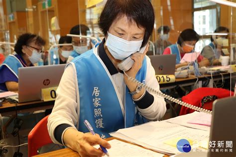 疫情嚴峻母親節接聽服務不停歇 侯友宜送志工康乃馨願大家平安 Beanfun