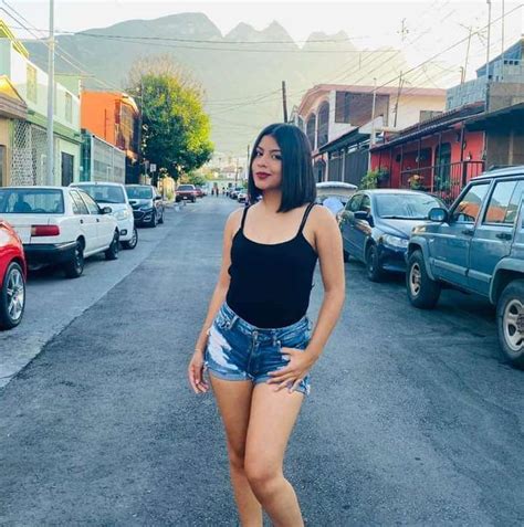 Jovencita Hermosa Paseando Rompecabezas En L Nea
