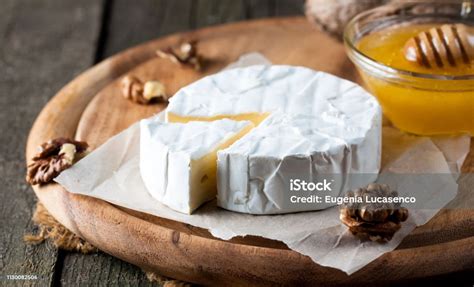 브리 치즈의 유형입니다 카망베르 치즈입니다 신선한 브리 치즈와 견과류 꿀 나뭇잎과 나무 보드에 조각 이탈리아 프랑스 치즈입니다 0명에 대한 스톡 사진 및 기타 이미지
