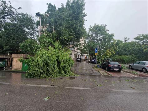 ВИДЕО СТРАШНО НЕВРЕМЕ ГО ПОГОДИ ЗАГРЕБ Паѓаат покриви и дрва а во