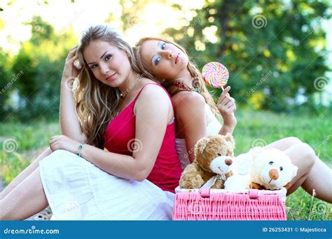 Deux Belles Femmes Caucasiennes Avec La Sucrerie Image Stock Image Du