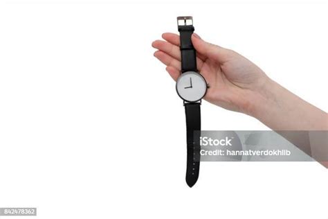 여성 손 손목 시계 숫자 없이 검은 가죽 스트랩과 흰색 배경에 고립 된 보유 하고있다 시간과 시간 개념입니다 숙 녀 시계 시간입니다 클래식 시계입니다 젊은 비즈니스 여자는
