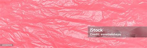 자연스러운 주름과 주름이 있는 질감이 있는 분홍색 구겨진 종이 배경 디자인 프로젝트 디지털 그래픽 또는 생동감 있고 긴 배너가 필요한 창의적인 프레젠테이션에 이상적입니다