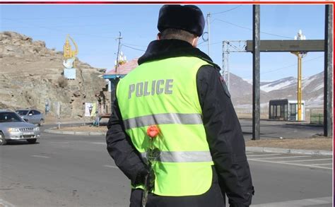 Эмэгтэй жолооч нарт цэцэг эрхийн бичиг гардууллаа