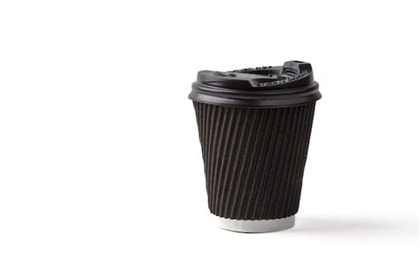 검은색 플라스틱 뚜껑이 분리된 빈 종이 컵 프리미엄 사진