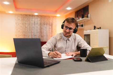 집에서 노트북으로 공부하는 동안 메모장에 글을 쓰는 데 집중하는 성인 학생 가정 생활에 대한 스톡 사진 및 기타 이미지 가정 생활 개인 지도 교사 공부 Istock